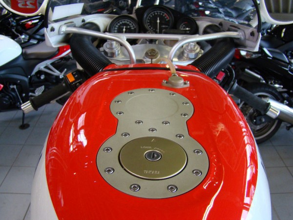 Ein Sammler Traum: 0 Mile 1989 Yamaha FZR750R OWO1 - Rare SportBikes ...