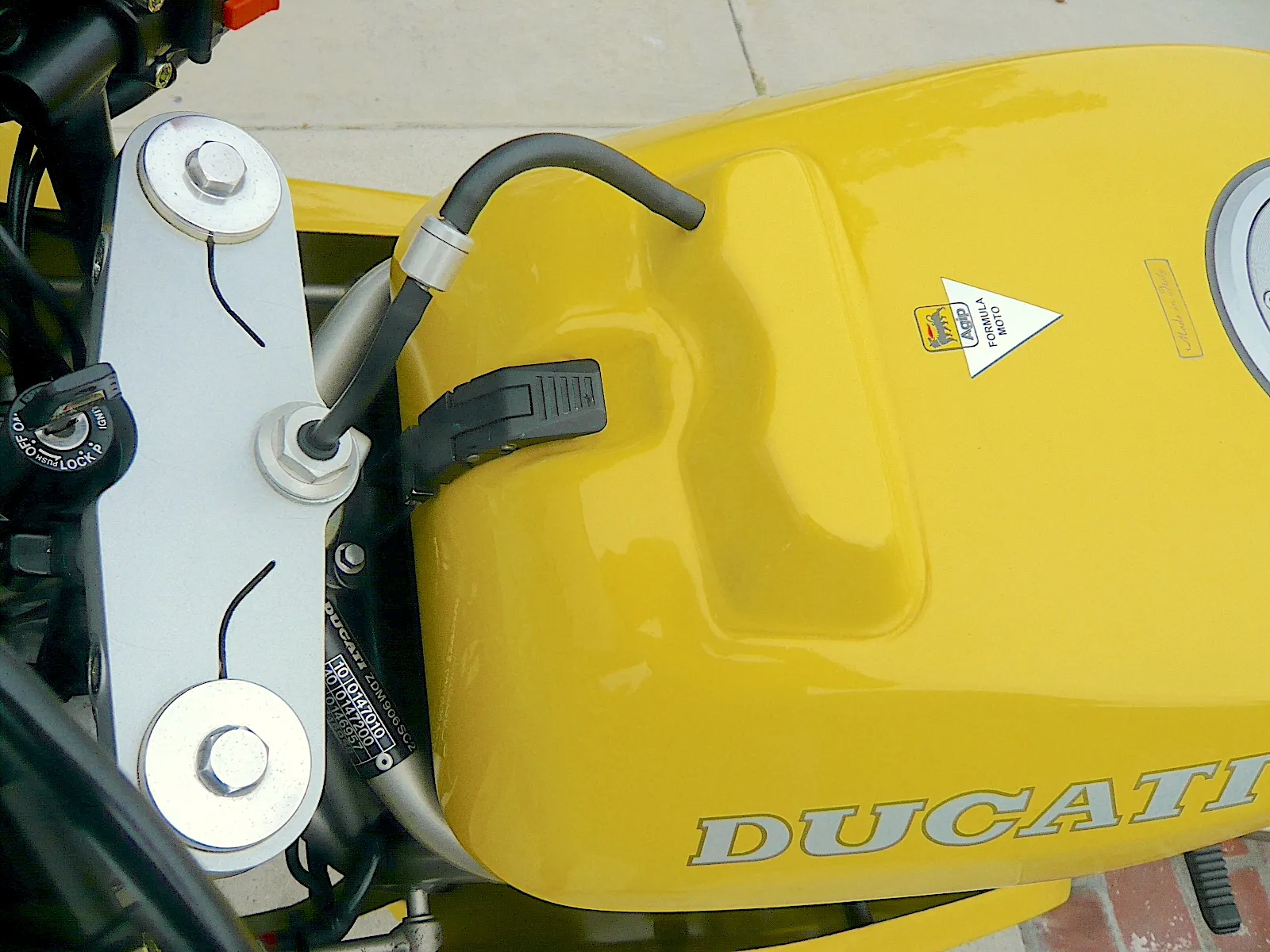 20230910 1995 ducati 900ss left tank - Rare SportBikesForSale